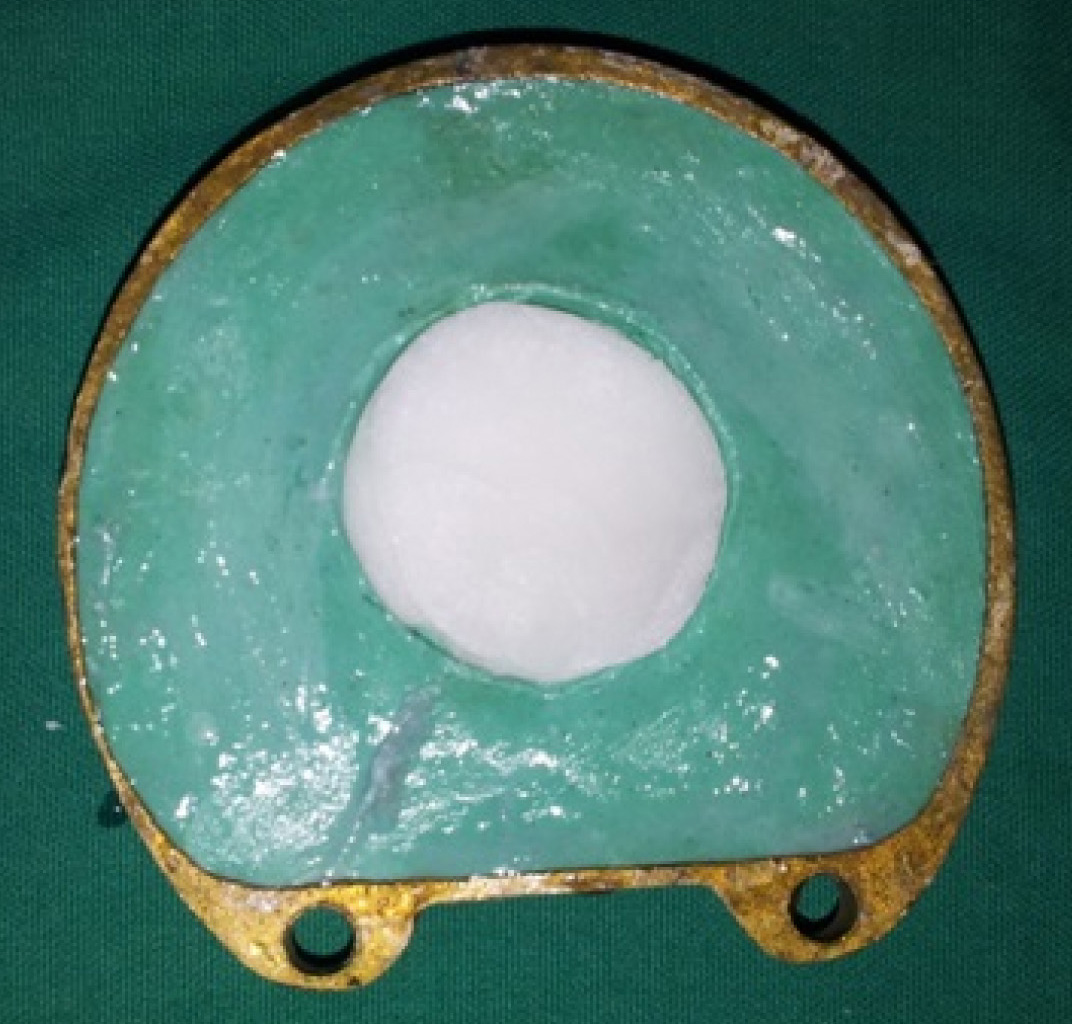 Packing of cellulose balls into the inner mold space.